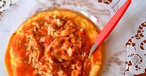 Polenta con pollo al pomodoro (polenta com frango ao tomate fresco ...