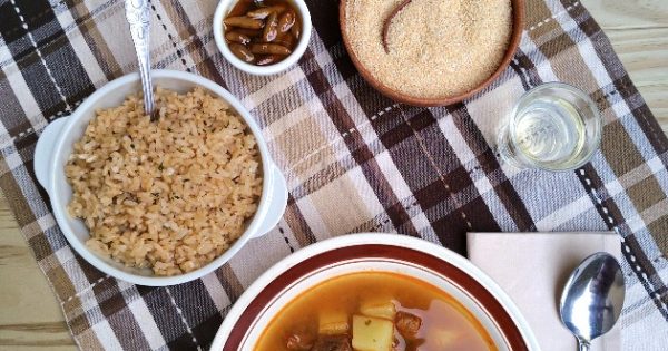 Afogado (caldo quente com cubos de carne, batata e temperos verdes ...