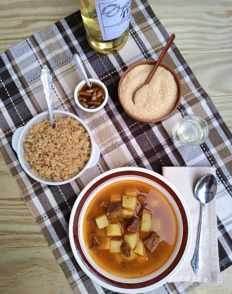 Afogado (caldo quente com cubos de carne, batata e temperos verdes ...