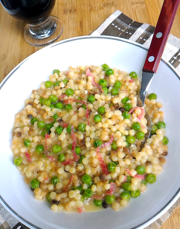 Fregola sarda risotada com ervilhas e salame – COZINHANDO PARA 2 OU 1