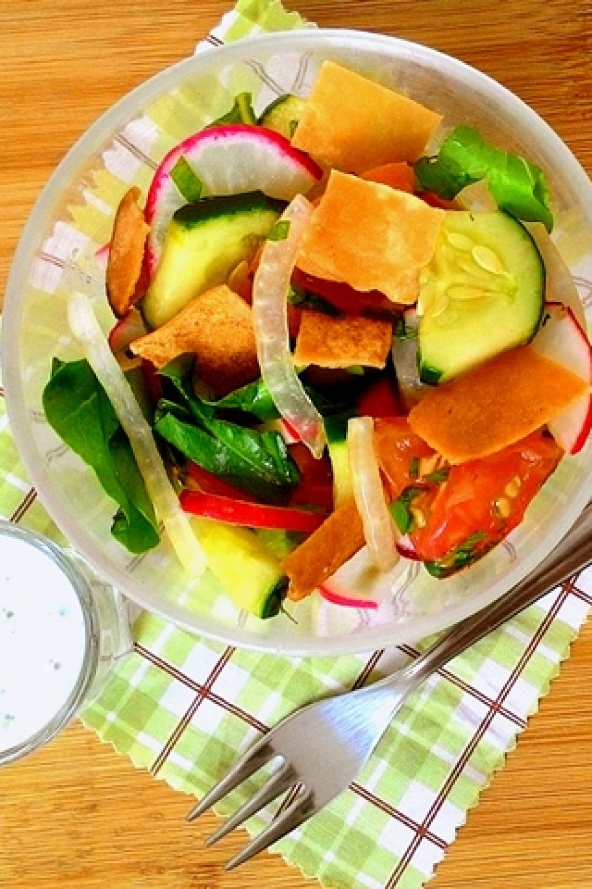 Fatouche (salada árabe com tomate, rabanete, pepino, cebola e croutons ...