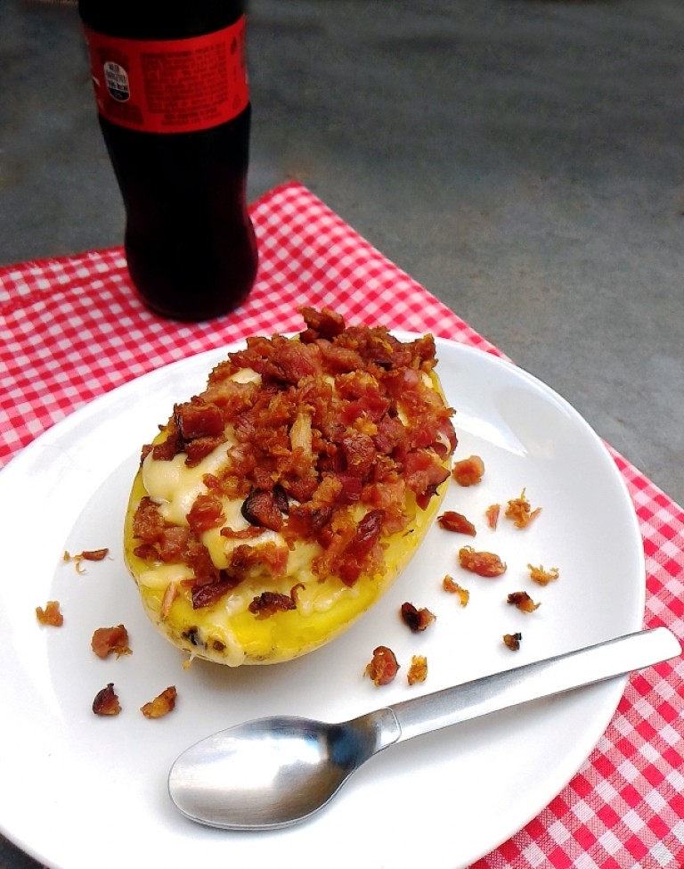 Batata cozida e recheada com queijo e bacon crocante (microondas ...