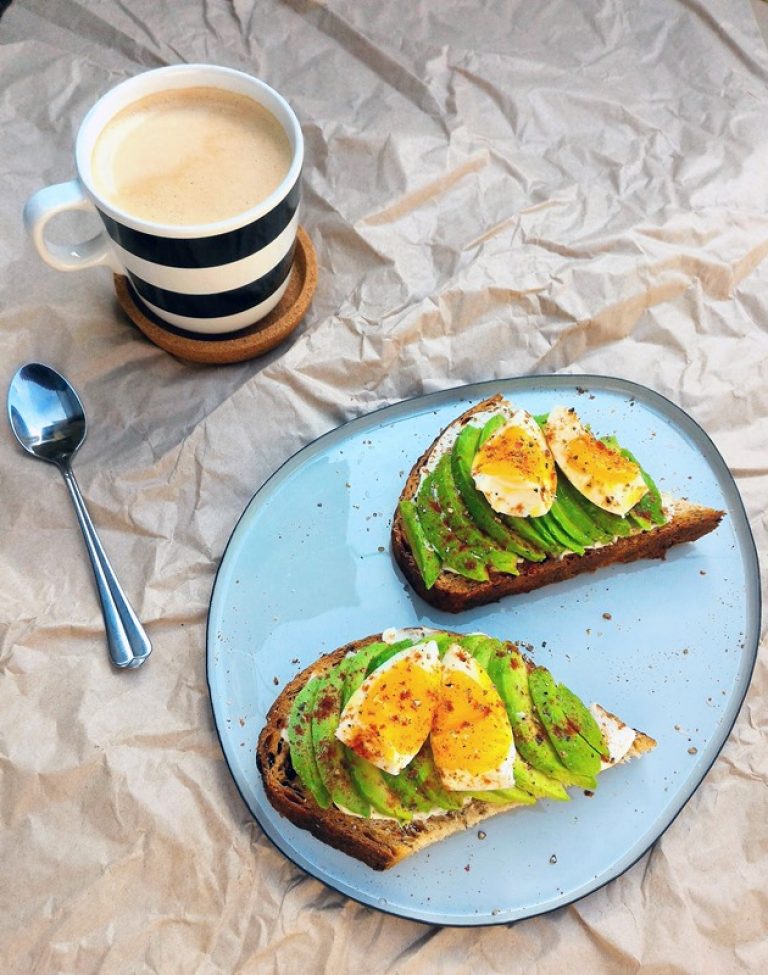 Torrada com avocado e ovo mole – COZINHANDO PARA 2 OU 1